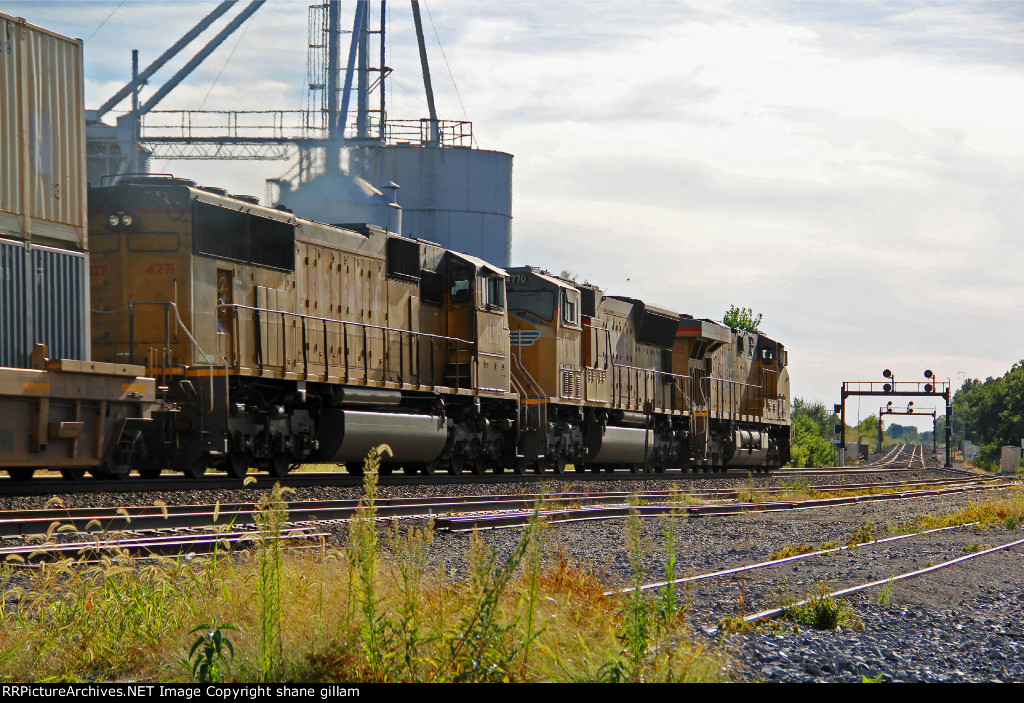 UP 7623 leads a stack off into the sun!